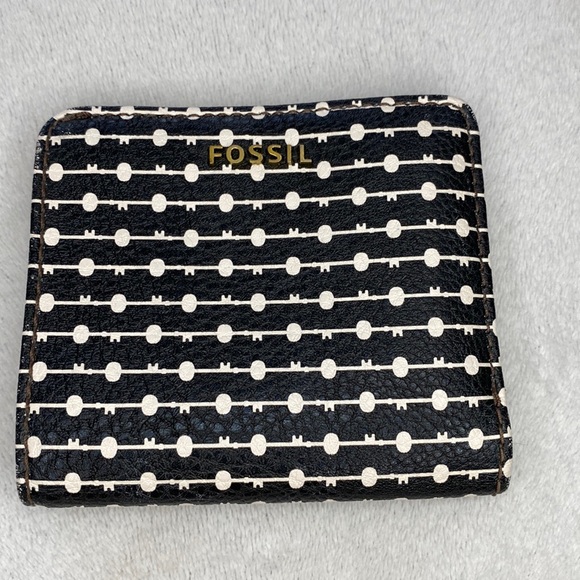Fossil | Bags | Fossil Wallet Pre Owned In Good Condition Shows Some ...